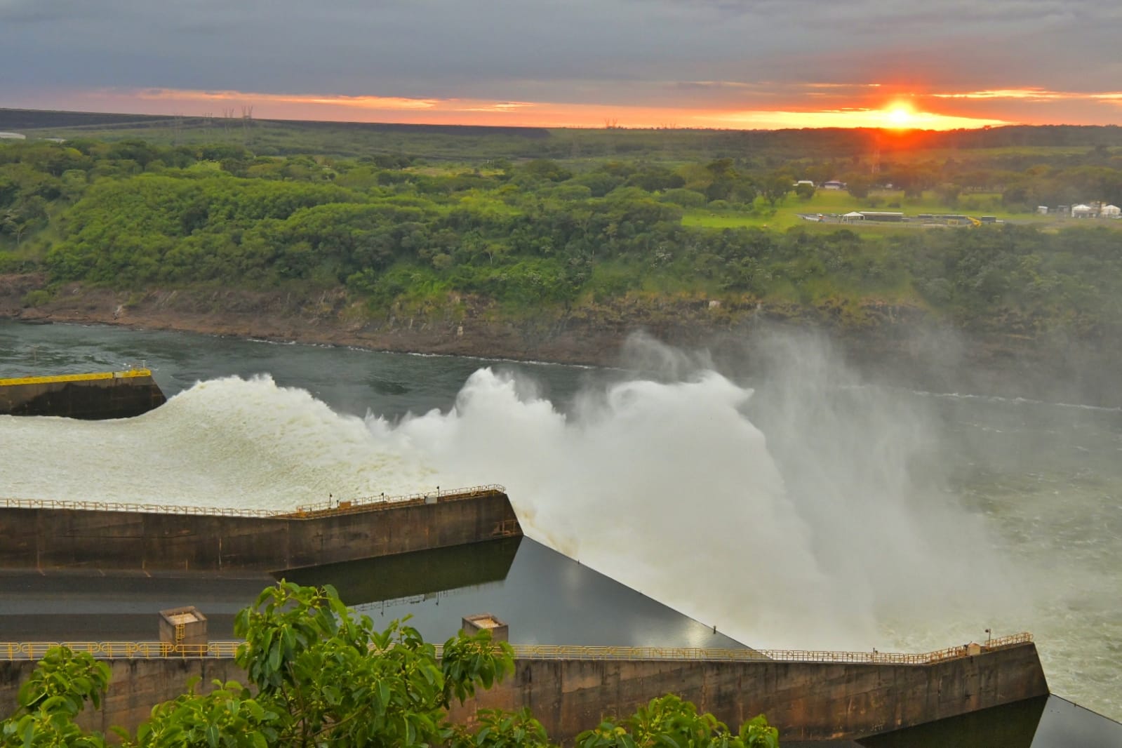 ITAIPU abre compuertas de su vertedero y ofrece imponente espectáculo a ...